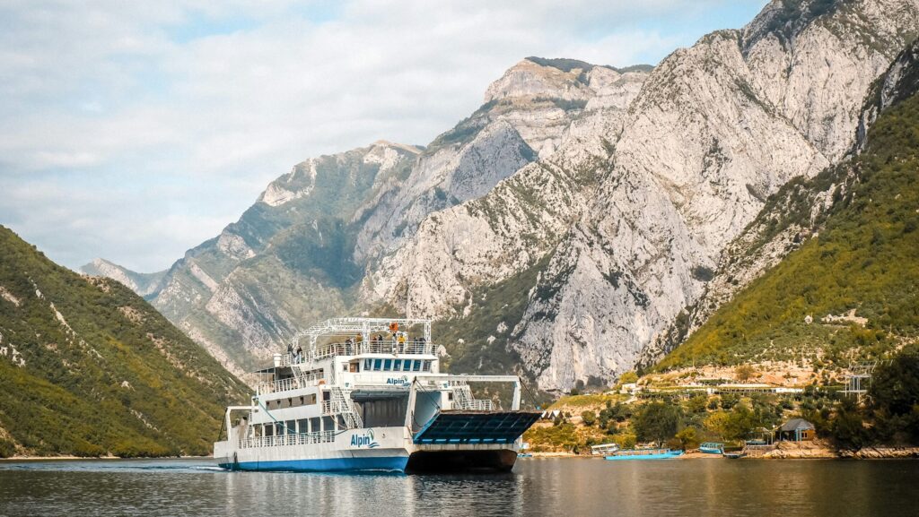Koman Lake Ferry 2025: Alles Over De Tocht Over Komani Meer
